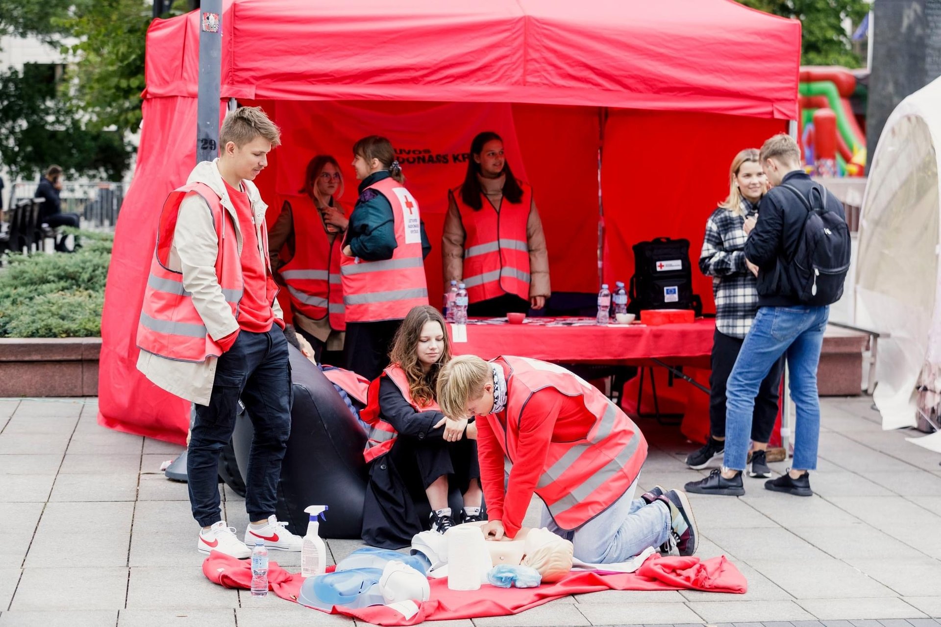 Pagrindiniai pirmosios pagalbos mokymai - Lietuvos Raudonasis Kryžius